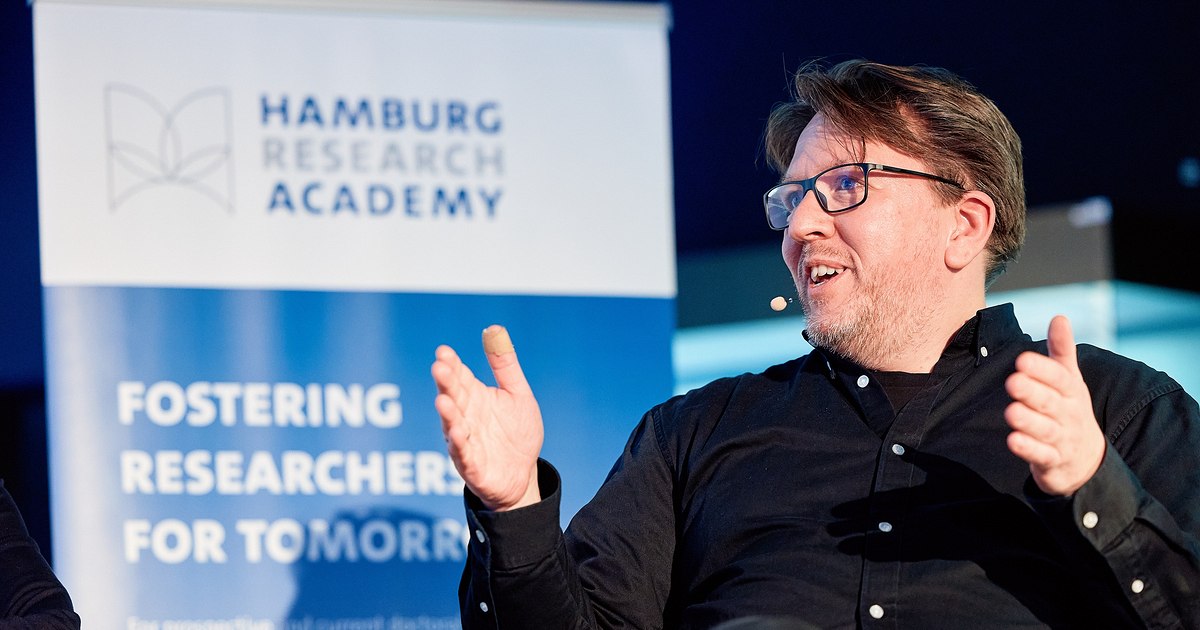 Podiumsdiskussion „Juggling Science Communication: Communicating ...