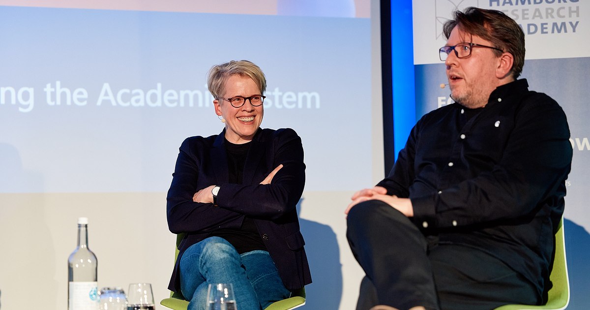 Podiumsdiskussion „Juggling Science Communication: Communicating ...