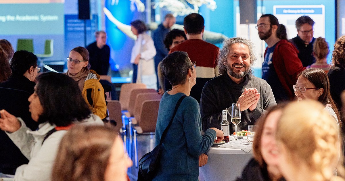 Podiumsdiskussion „Juggling Science Communication: Communicating ...