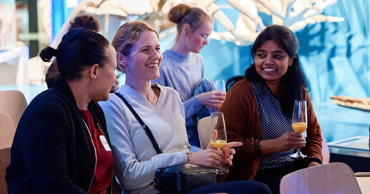 Podiumsdiskussion „Juggling Science Communication: Communicating ...